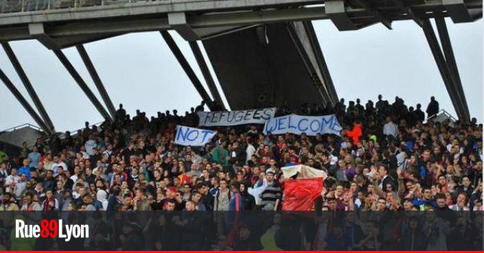 Des hooligans lyonnais brandissent une banderole anti-réfugiés à Gerland