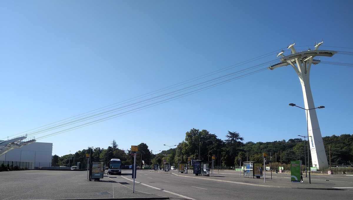 Téléphérique à Lyon : vue plongeante sur la controverse