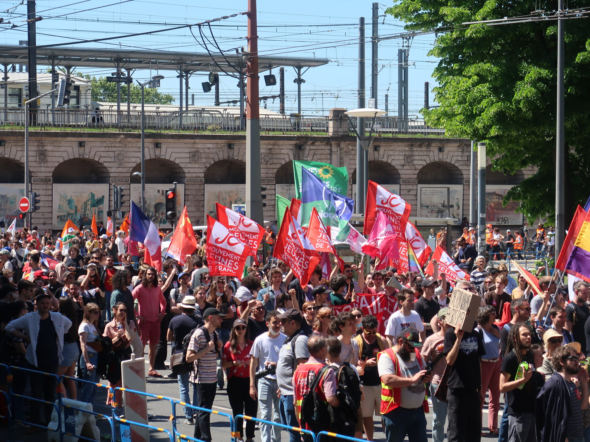 À Lyon, un 1er-Mai marqué par le soutien à la Jeune garde
